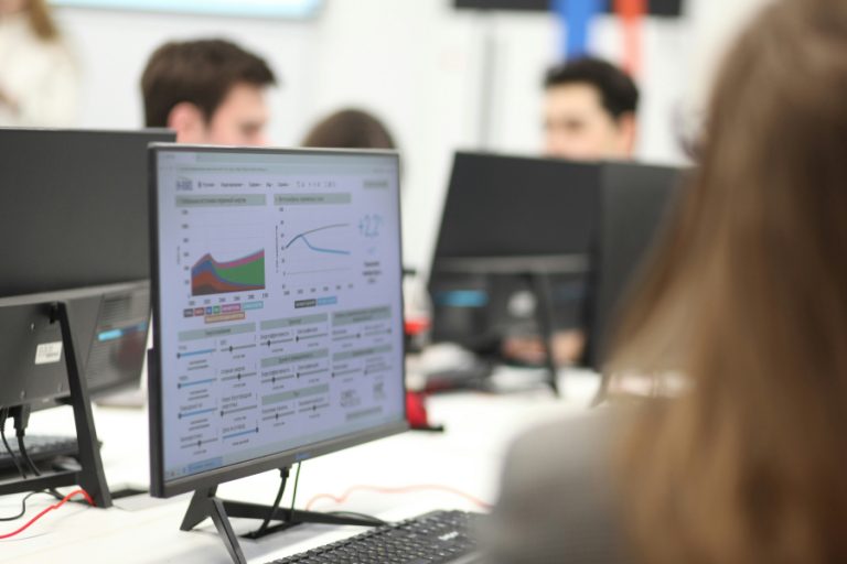 Centralized Control Benefits in Distributed Commerce for Manufacturers ...